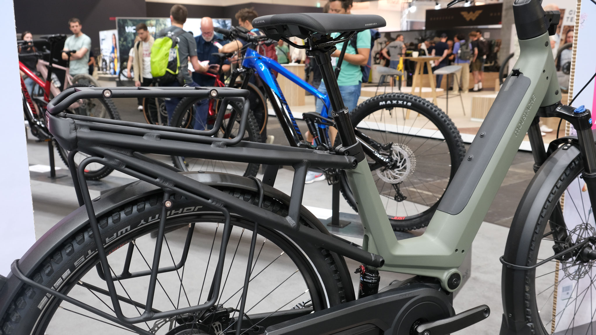 Moustache sort le grand J avec son nouveau vélo électrique polyvalent