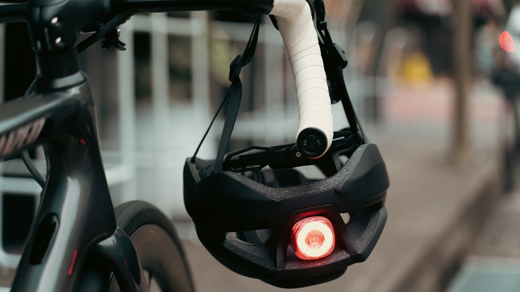 Lumos Ultra Fly, le casque vélo léger qui insiste sur la visibilité