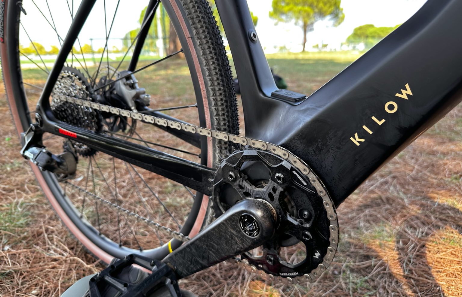 On a essayé le Gravel électrique de Kilow : un vélo de 11,6 kg en ...