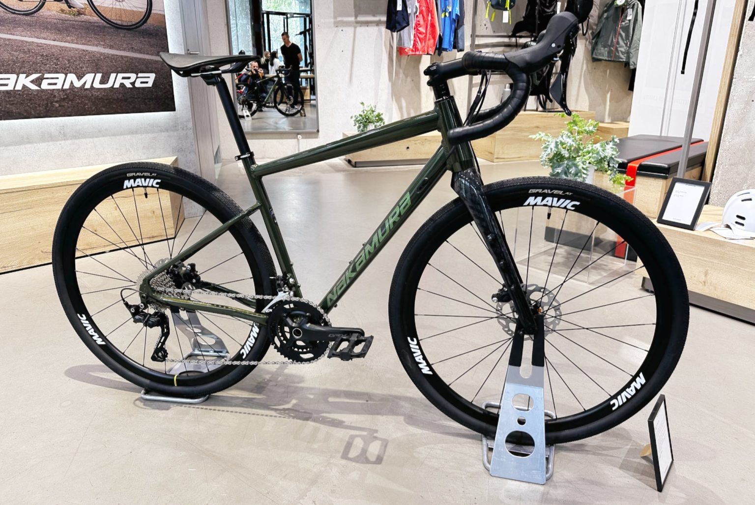 Nakamura complète sa gamme de vélos gravel avec un modèle en carbone ultraléger