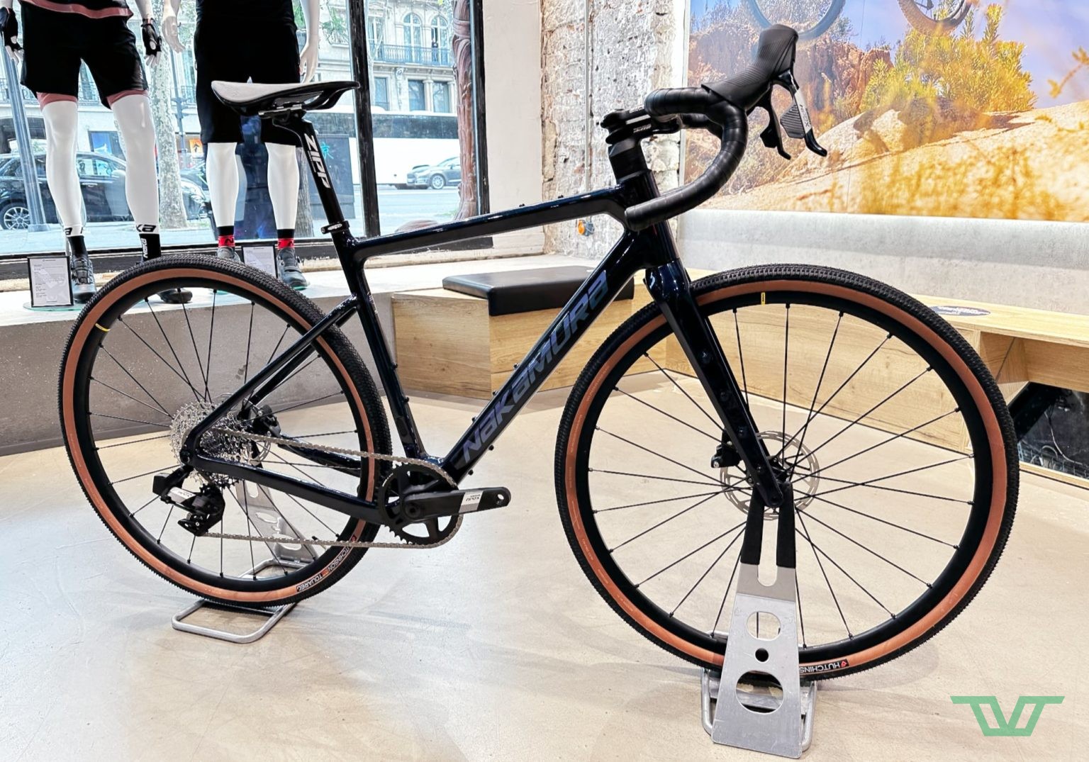 Nakamura complète sa gamme de vélos gravel avec un modèle en carbone ultraléger