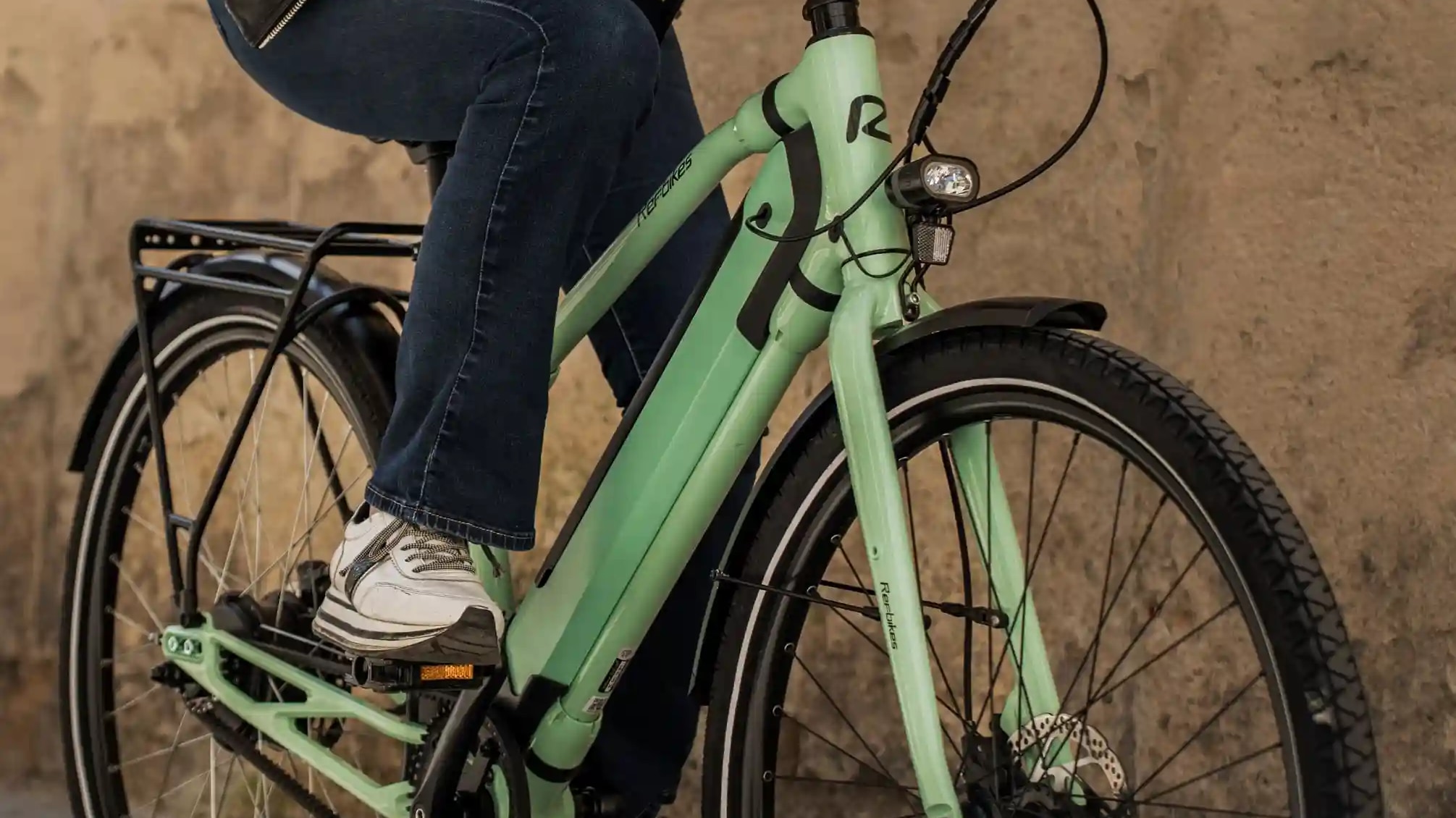 Ref Bikes muscle son vélo électrique modulable fabriqué en France
