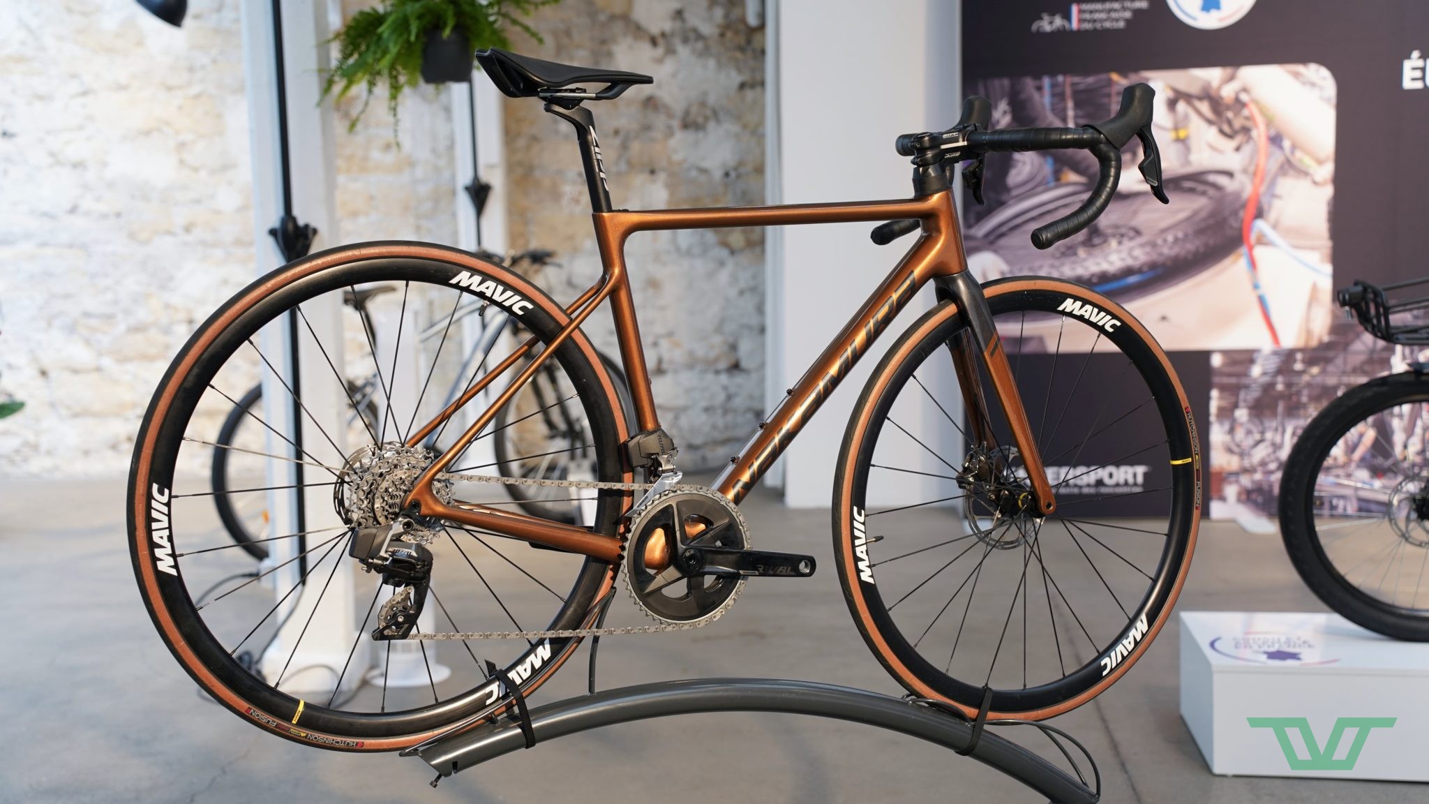 Nakamura Century Team : cadre en carbone et dérailleur électronique ...