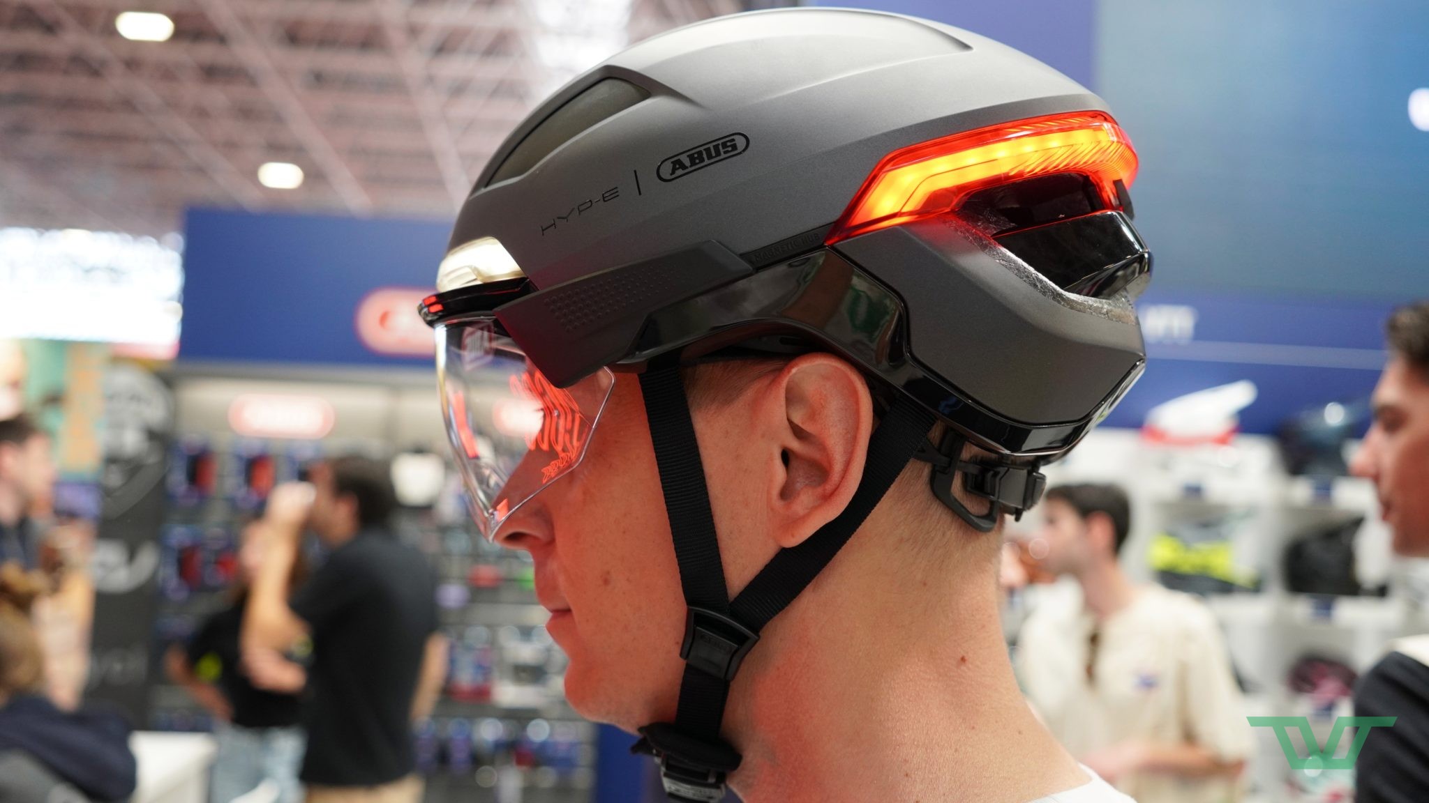 Abus HYP-E : clignotants, feu-stop, visière pour un casque vélo tout-en-un