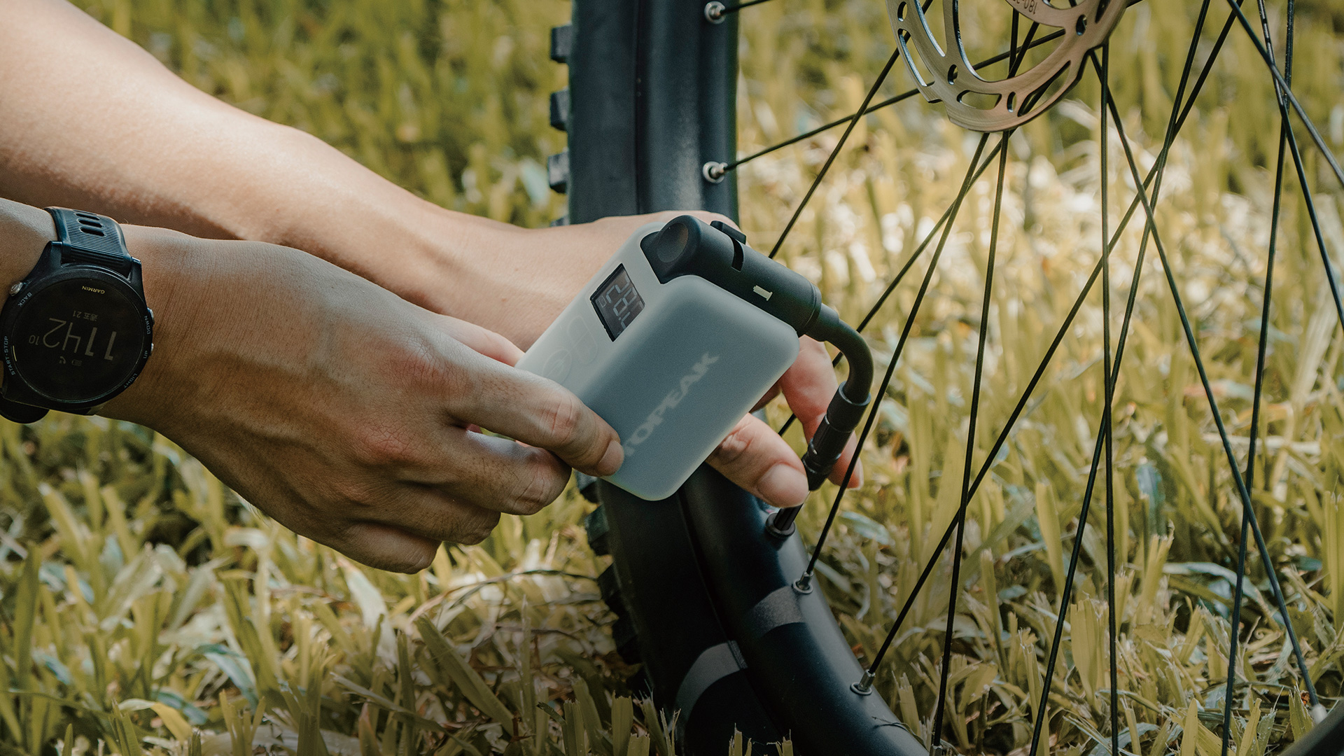 La pompe électrique Topeak E-Booster Digital puissante et précise