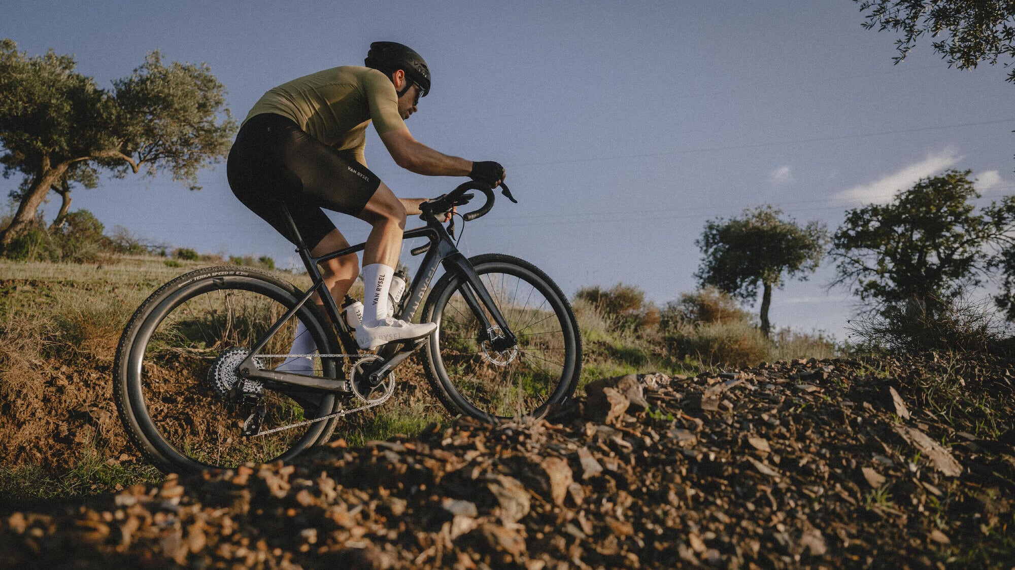 Decathlon complète sa gamme de vélos gravel avec des modèles en carbone