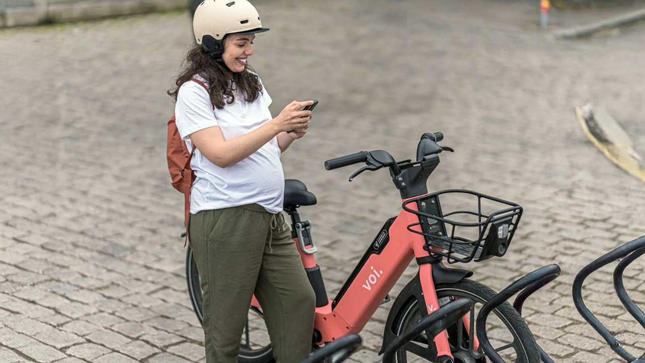 A Paris, les vélos en libre-service font leur mue : Voi débarque, Lime ...