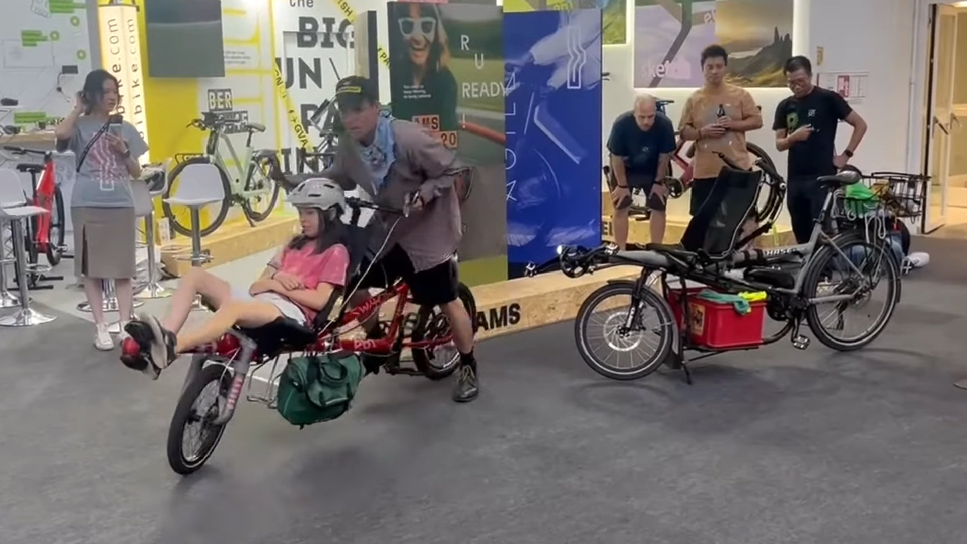 Un vélo tandem modulaire et innovant qui passe du duo au cargo sans outils